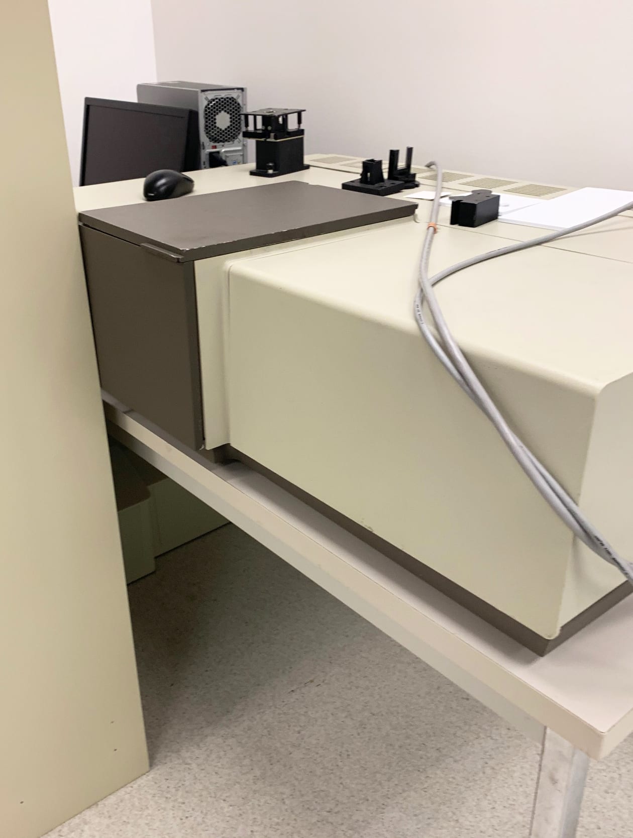 Perkin Elmer Lambda 900 Spectrometer – Bridge Tronic Global